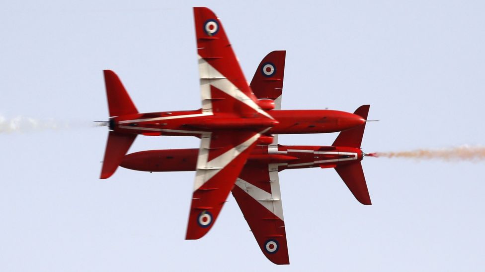 Red Arrows reveal new union jack tail design - BBC News