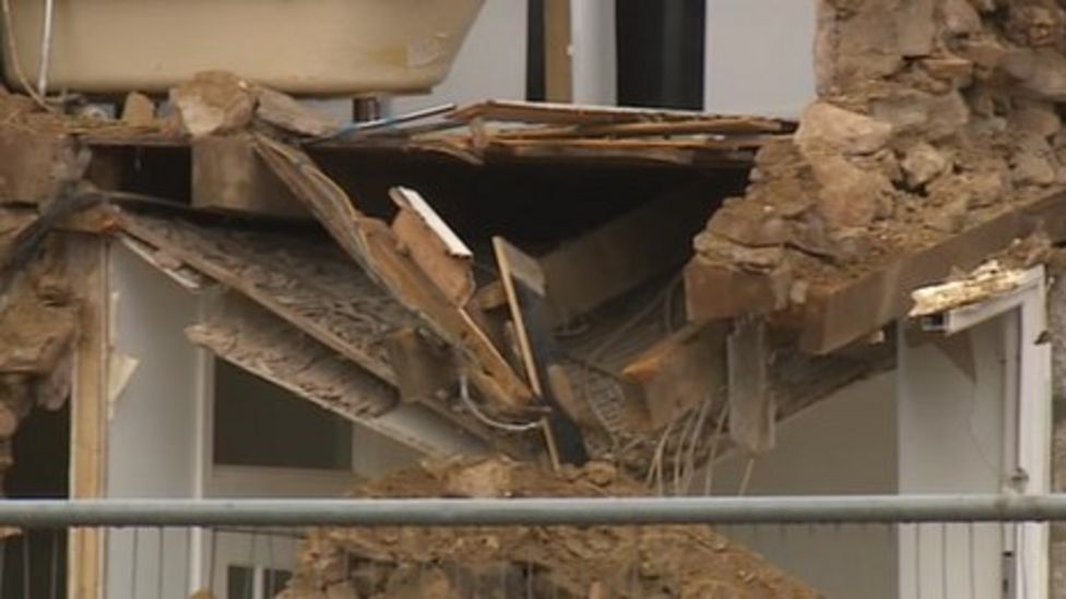 Camborne house section 'collapses into mine shaft' - BBC News