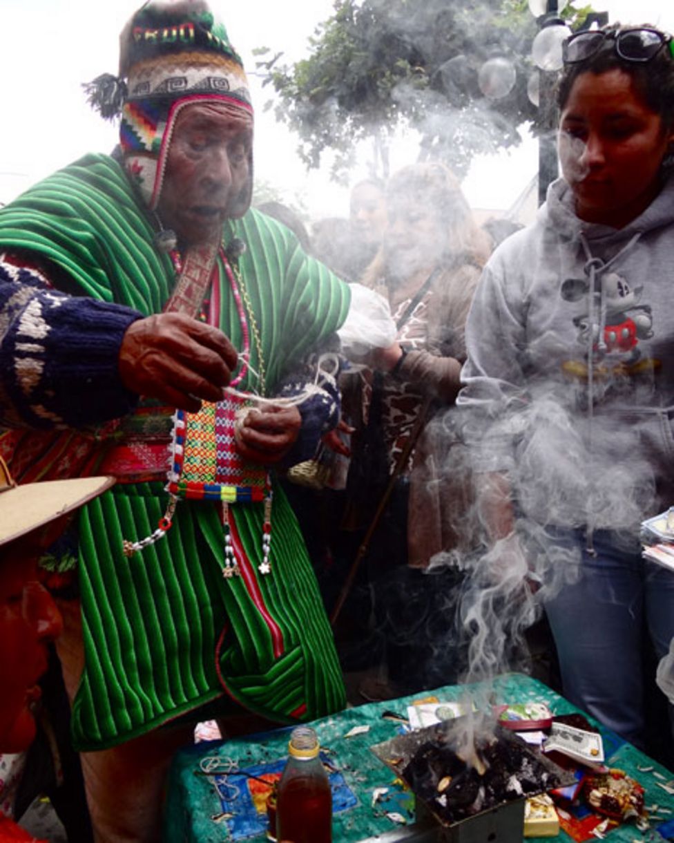 Alasitas: Bolivia's festival of miniatures - BBC News