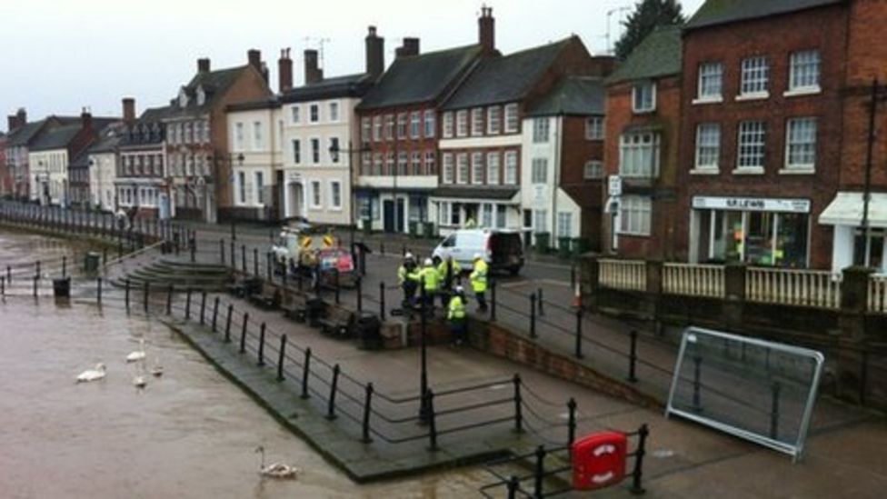 Worcestershire flooding: Barriers erected as river rises - BBC News