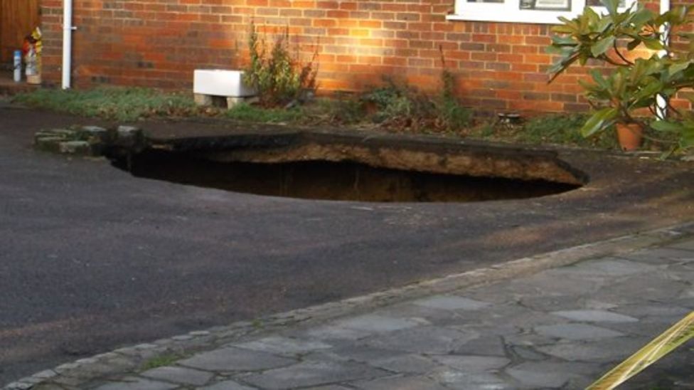 Sinkhole opens up on street in St Albans - BBC News