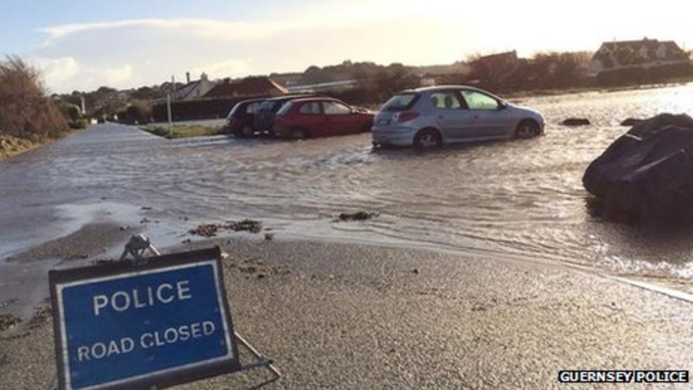 High tides and flooding cause havoc in Guernsey - BBC News