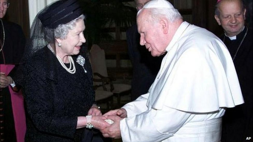 Queen to meet Pope Francis in Rome - BBC News