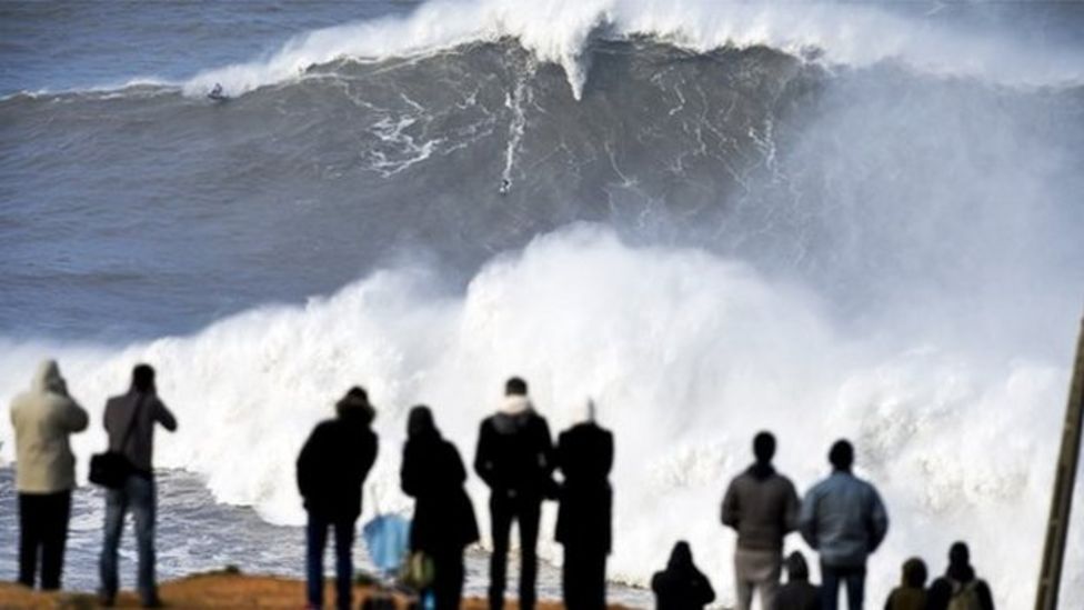 Devon surfer Adam Amin conquers 50ft Hawaii wave 'Jaws' - BBC News
