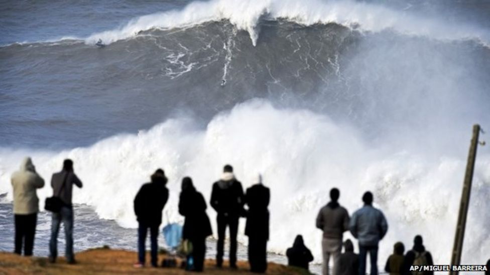 Devon surfer Adam Amin conquers 50ft Hawaii wave 'Jaws' - BBC News