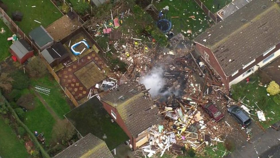 Clacton gas explosion: Ten injured and houses flattened - BBC News