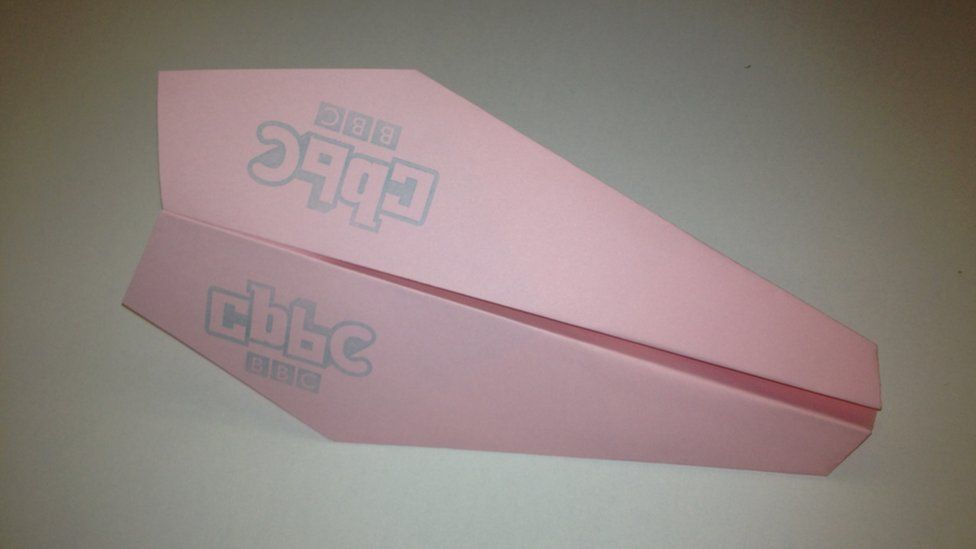Guide: How to make perfect paper planes - BBC Newsround