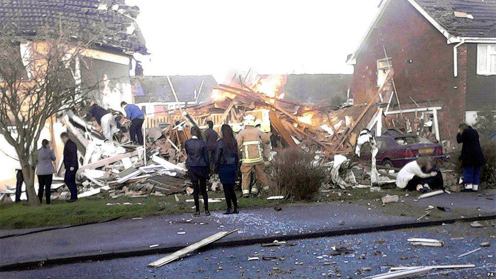 In pictures: Essex explosion destroys Clacton homes - BBC News