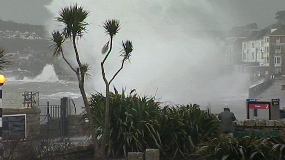 Pictures: Cornwall under siege from storm - BBC News