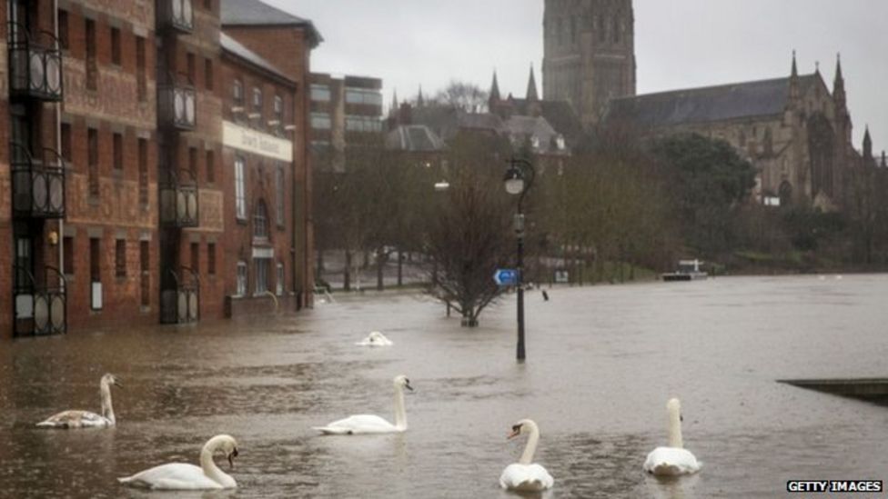 Barrier tests one year on from Worcester floods - BBC News
