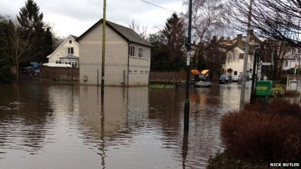Wales weather: Snow hits ahead of more rain and gales - BBC News