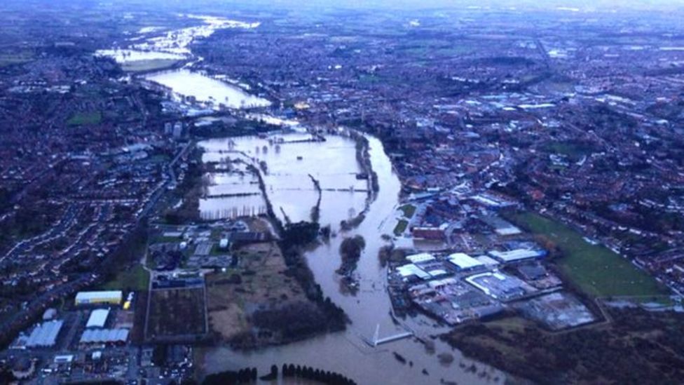 Worcestershire flooding: 'No end in sight' as rivers rise - BBC News