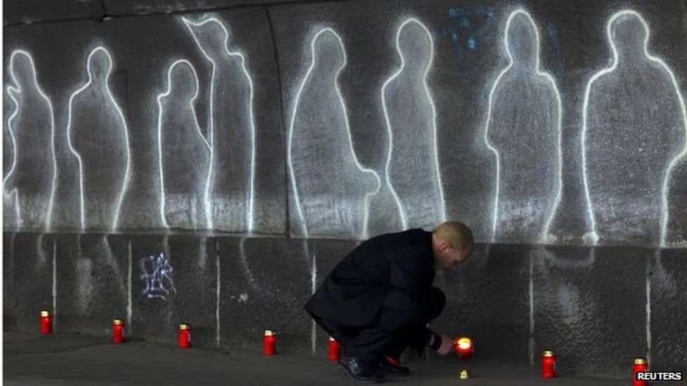 Love Parade deaths: 10 charged over crush at festival - BBC News