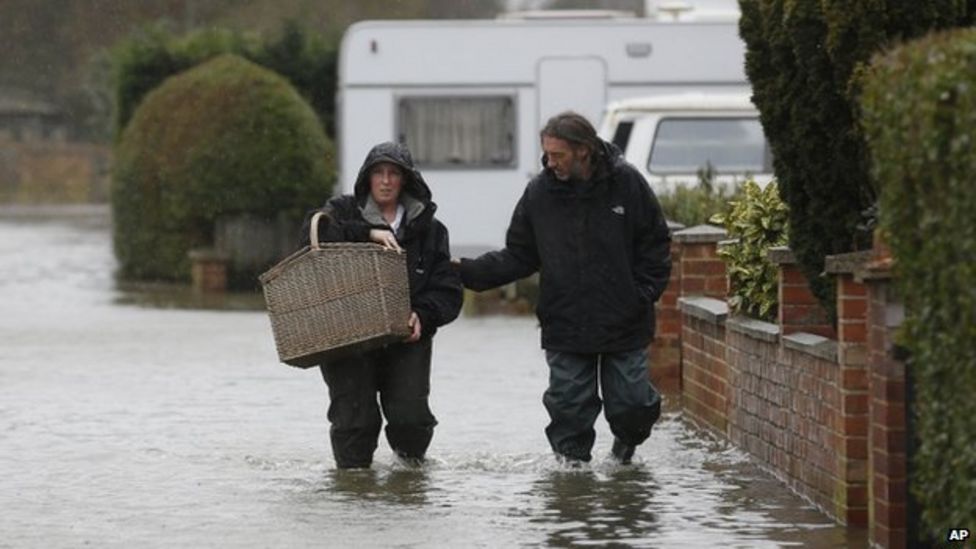 UK storms: Man dies amid 'almost unparalleled natural crisis' - BBC News