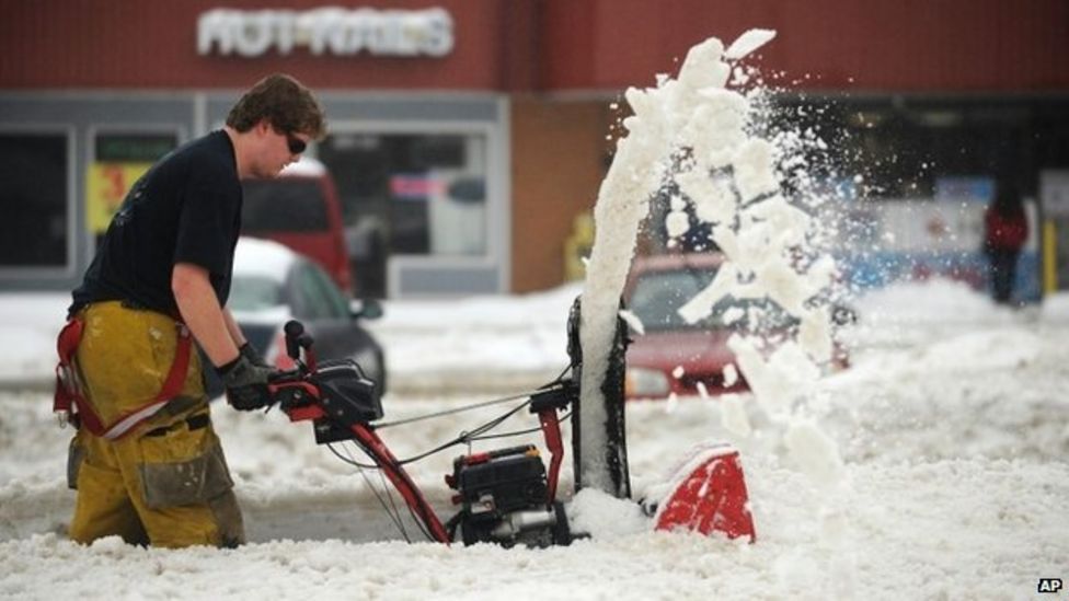 Second wave of huge snow storm hits US north-east - BBC News