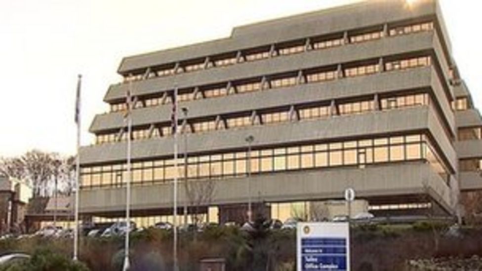 Shell to sell off three North Sea assets - BBC News