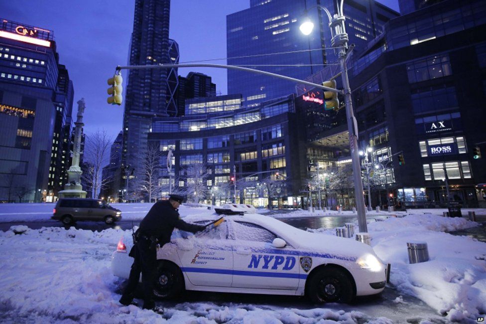 Big pictures: Winter storm grips US - BBC News