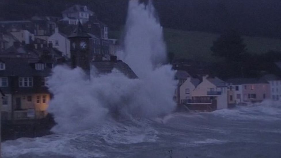 UK storm: Rain and winds batter Devon and Cornwall - BBC News