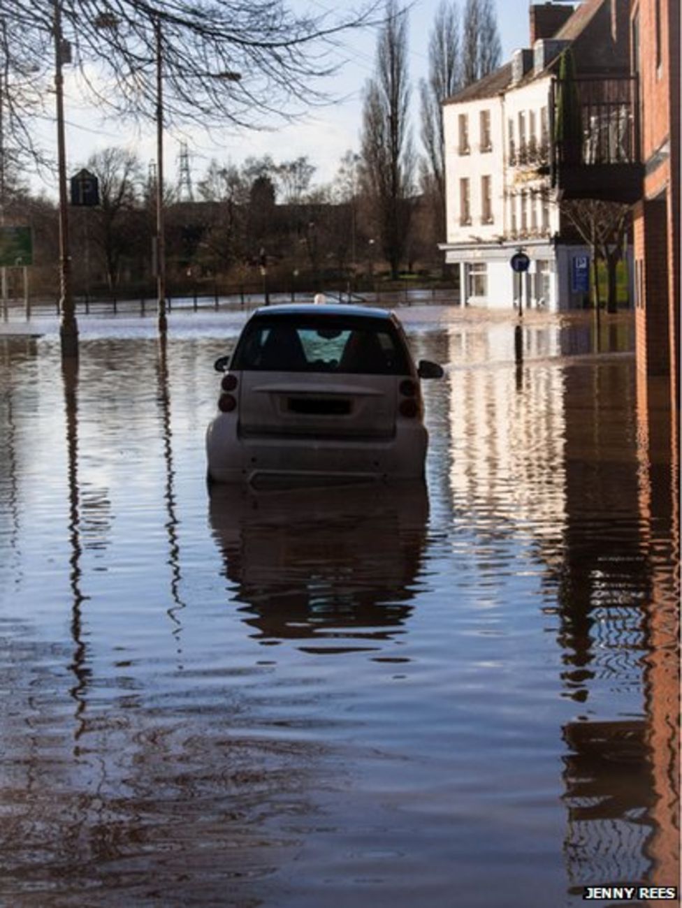 Your photos revealing the impact of turbulent weather in the UK - BBC News