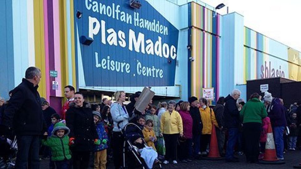 Fight to save Plas Madoc Leisure Centre in Wrexham continues - BBC News