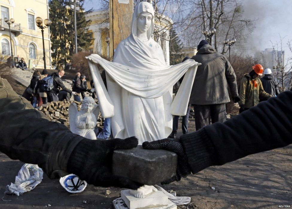 In pictures: Ukraine truce collapses - BBC News