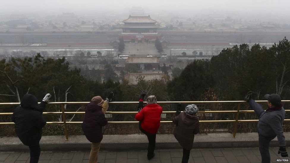 In pictures: Smog hits Beijing - BBC News
