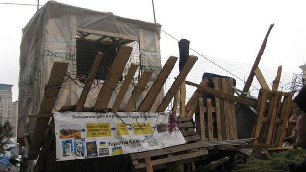 Ukraine's Maidan protesters stand their ground - BBC News