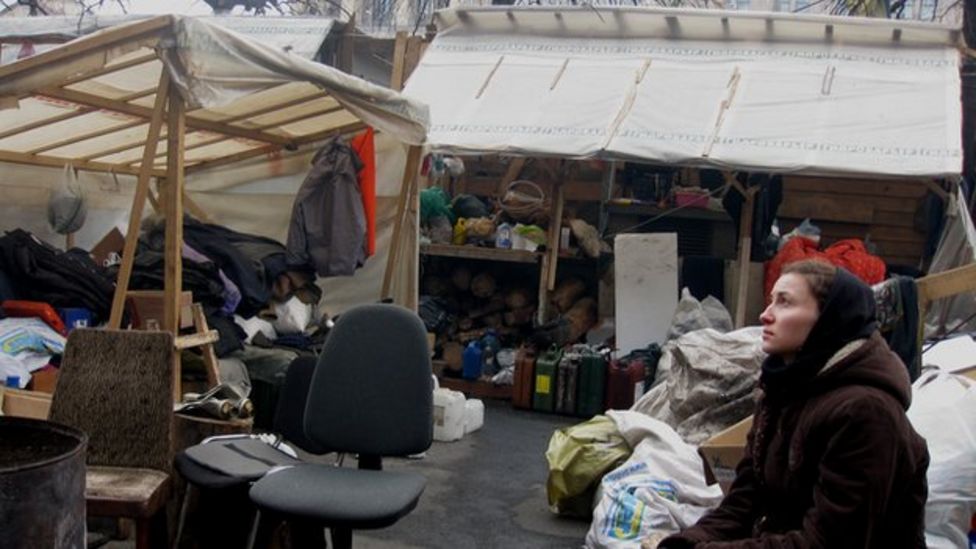 Ukraine's Maidan protesters stand their ground - BBC News