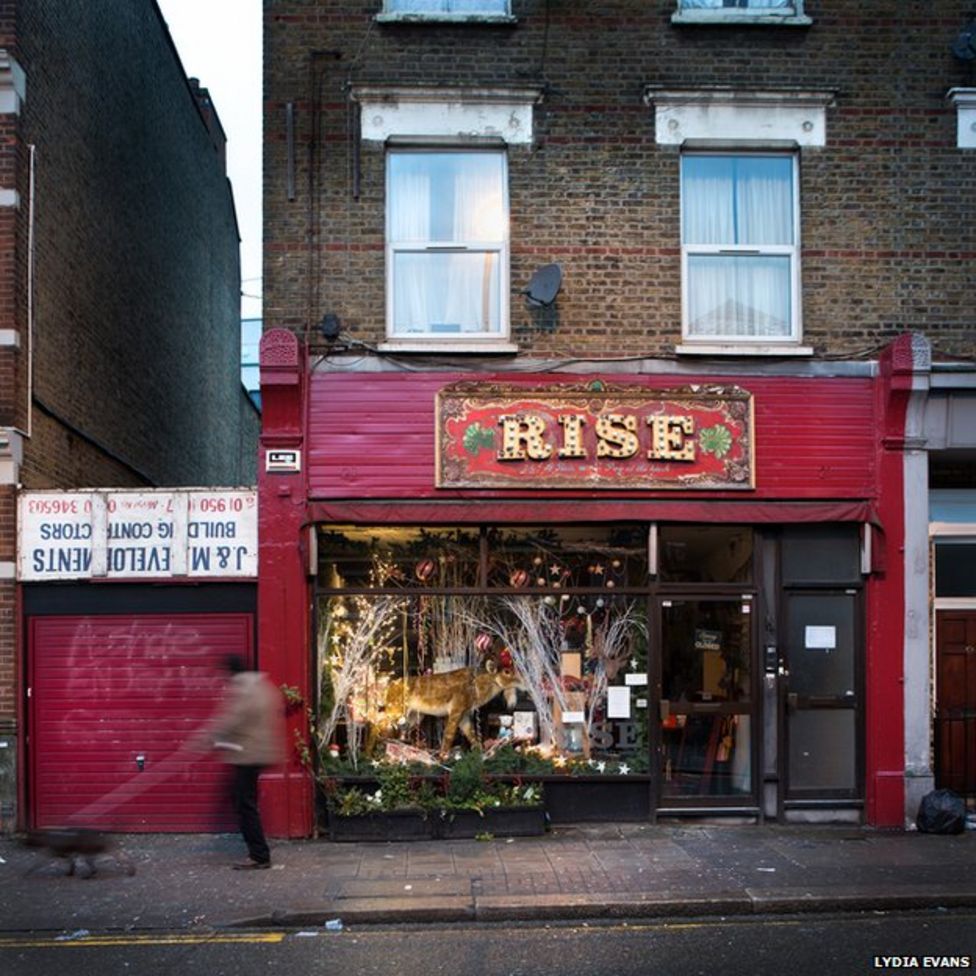 24 photographers capture 24 hours - BBC News