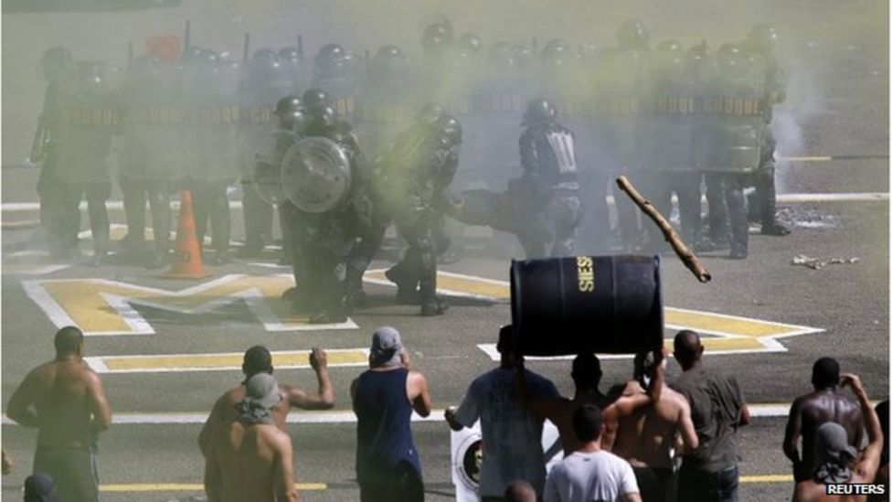 Brazil riot police simulate angry crowd control in Rio - BBC News