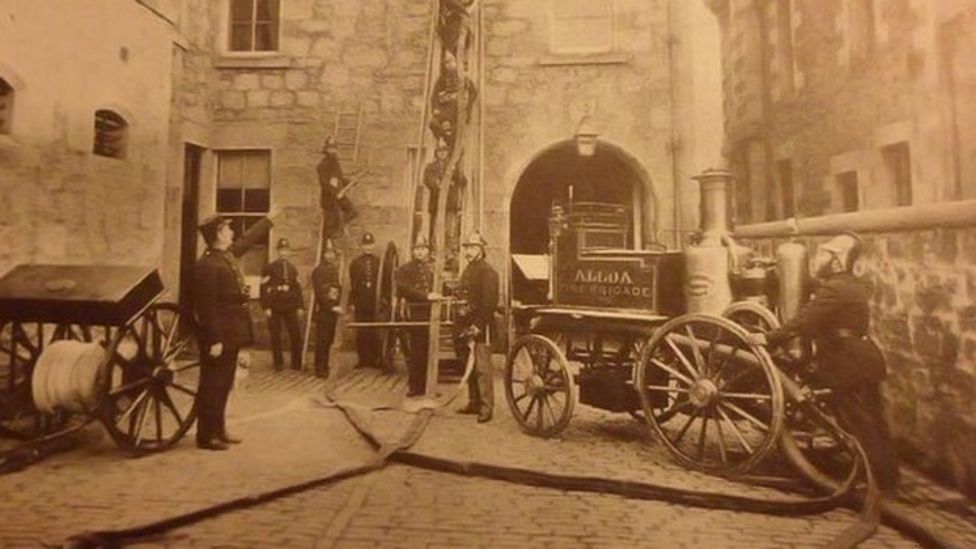 Alloa firefighters recreate scene from 1888 - BBC News