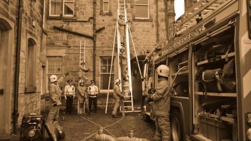 Alloa firefighters recreate scene from 1888 - BBC News
