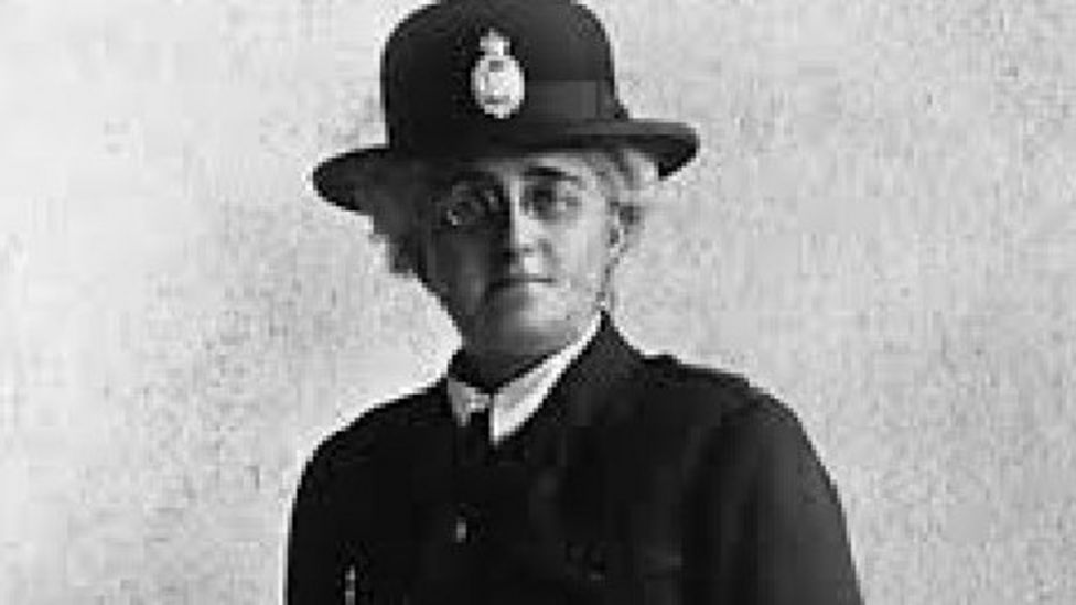 Edith Smith: Grantham's blue plaque for woman police officer - BBC News