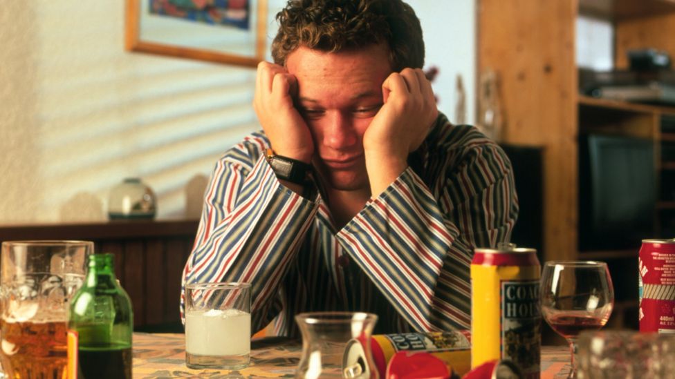 Drinking water doesn't prevent a hangover, study says - BBC News