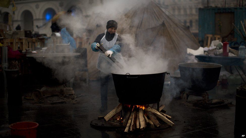 In pictures: Ukraine on alert amid Russia intervention - BBC News