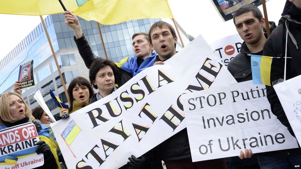 In pictures: Ukraine on alert amid Russia intervention - BBC News