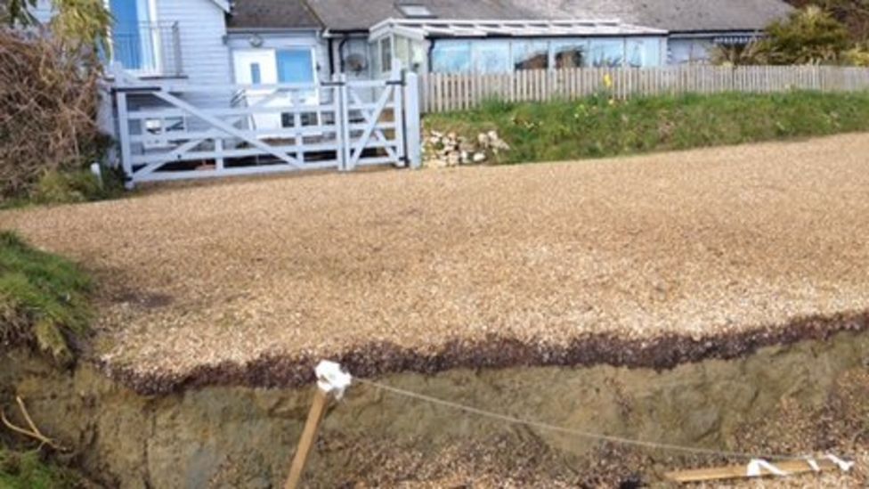 Dorset Jurassic coast cliff crack causes concern - BBC News