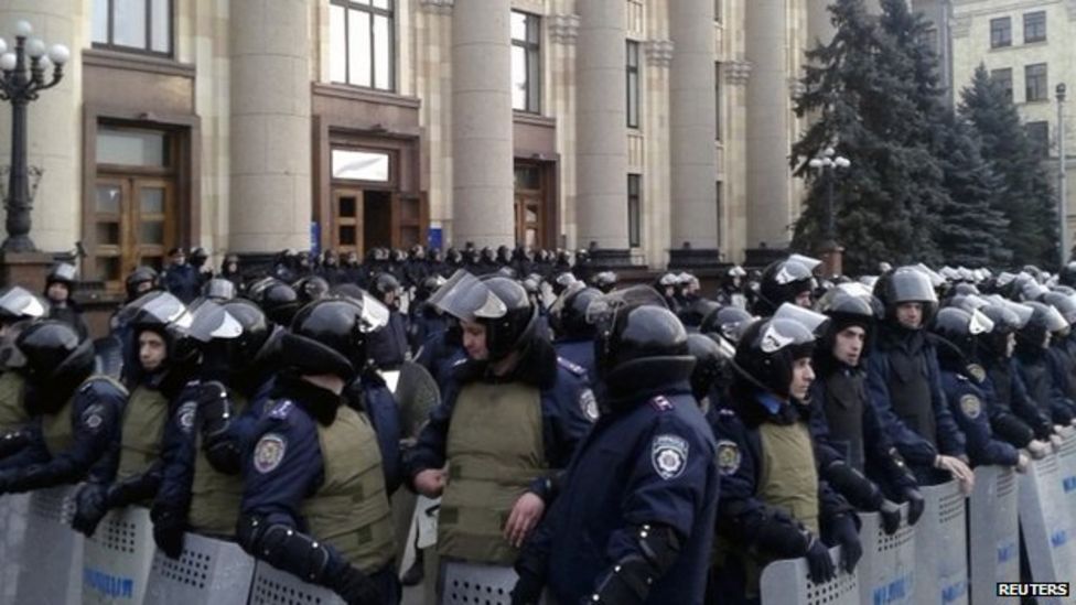 Eastern Ukraine wary of intervention and escalation - BBC News