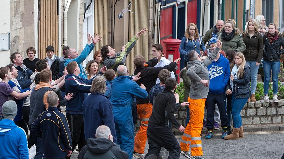 In pictures: Jedburgh hand ba' - BBC News