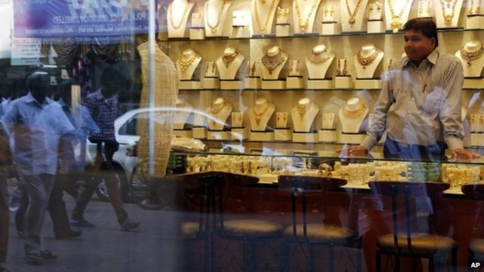 Why gold smuggling is on the rise in India - BBC News