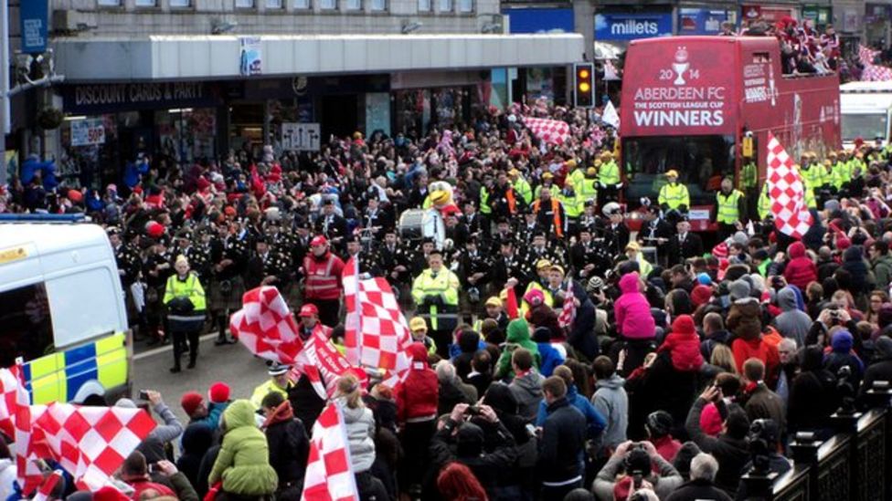 Tens of thousands watch Aberdeen cup parade - BBC News