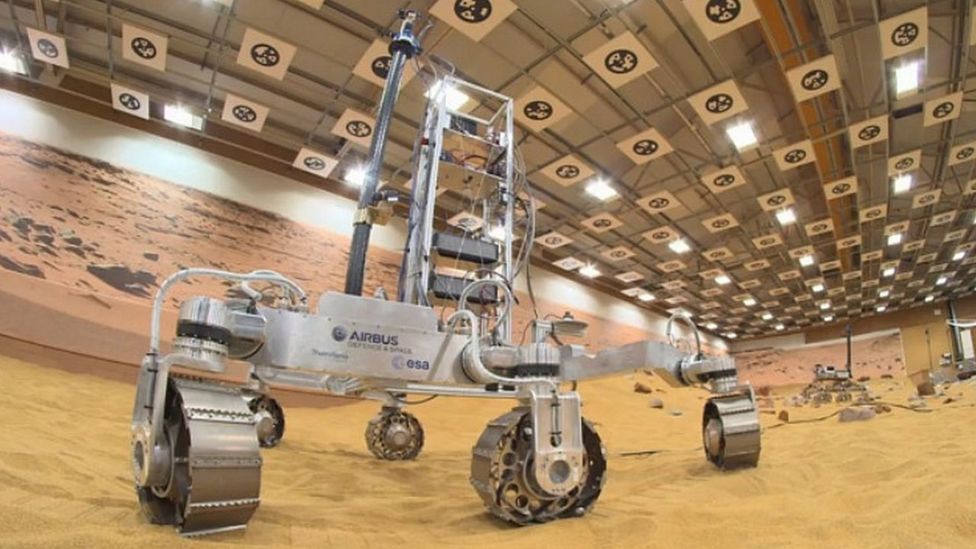 Curiosity Mars rover drills into base of Mount Sharp - BBC News