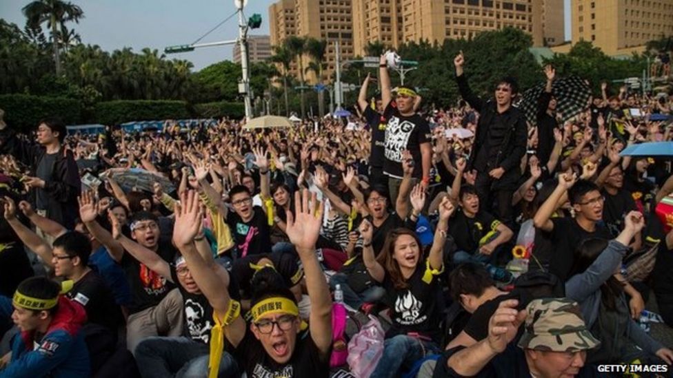 Mass protest held in Taiwan against China trade deal - BBC News