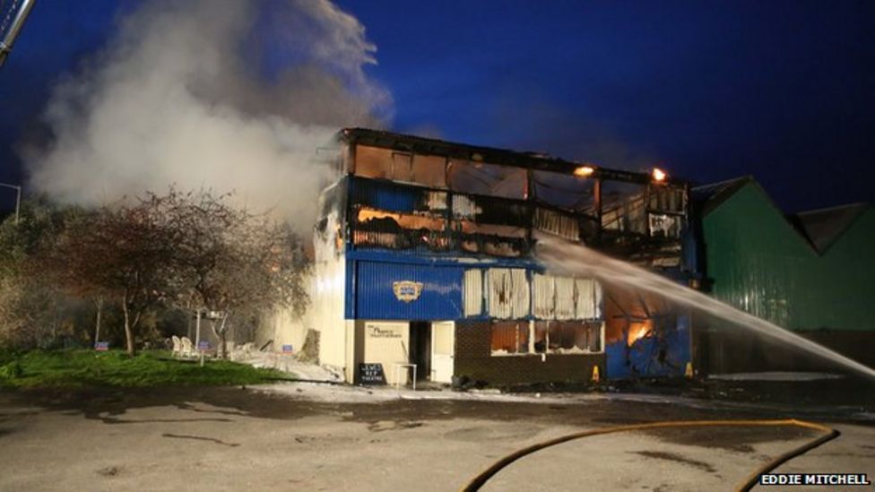 Fire destroys Phoenix Theatre and Studio in Lewes - BBC News