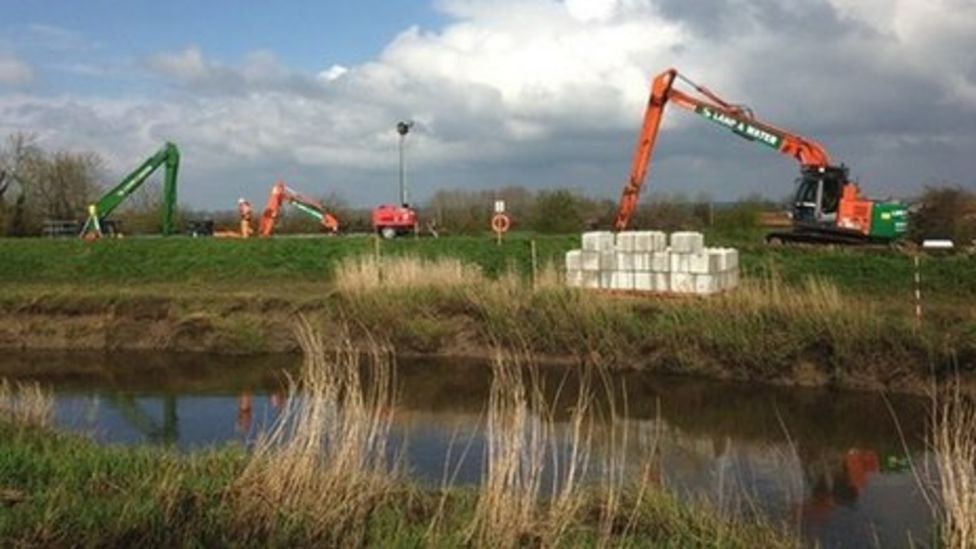 Somerset floods: River dredging begins on Parrett and Tone - BBC News