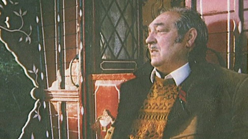 Traveller family jailed over kidnap and torture - BBC News