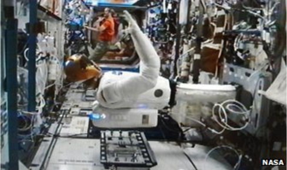 Nasa's Robonaut 2 scrubs up for space surgery - BBC News