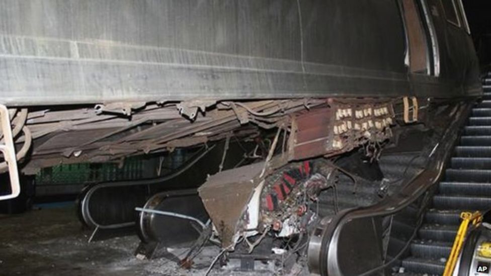 Chicago train crash driver who 'fell asleep' is sacked - BBC News