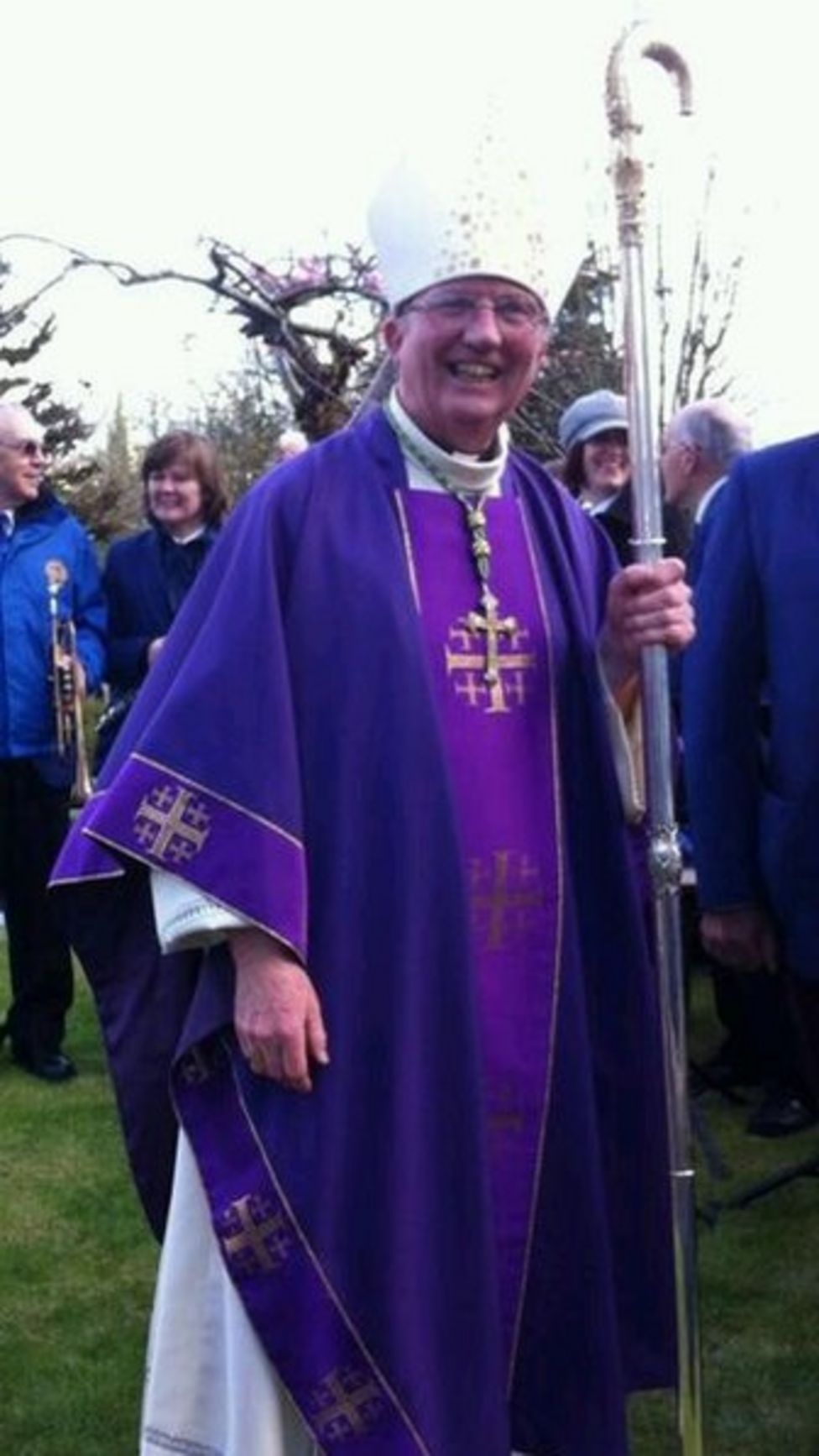 Donal McKeown installed as Catholic Bishop of Derry - BBC News