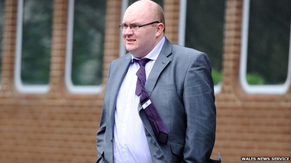 Mobile phone salesman Lee Hawkes copied nude photos of women - BBC News